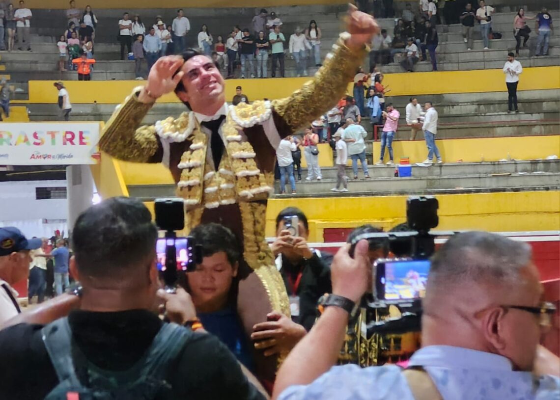 Jesús Enrique Colombo, gana la Puerta Grande en la feria de Tovar 2025 ...