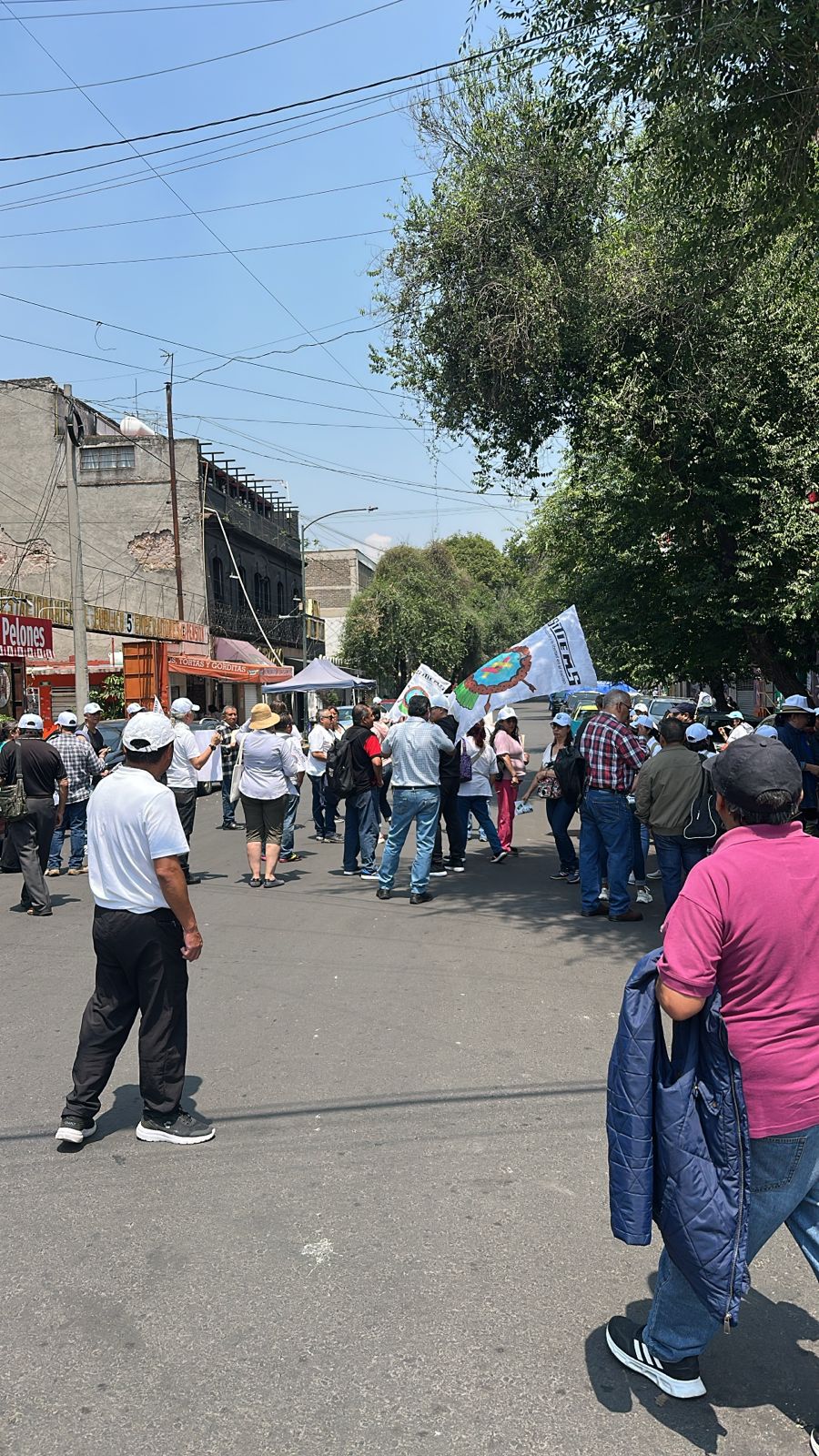 Se manifiesta el sindicato del SITIEMS frente a las oficinas del IEMS ...